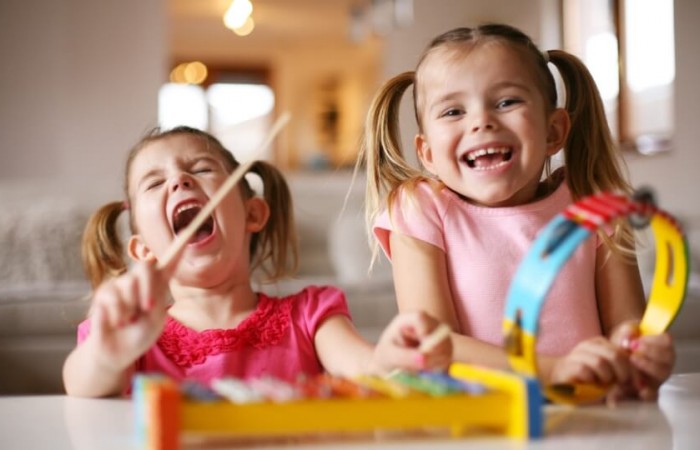 Descubra como a música impacta no desenvolvimento do bebê | Cabide Infantil